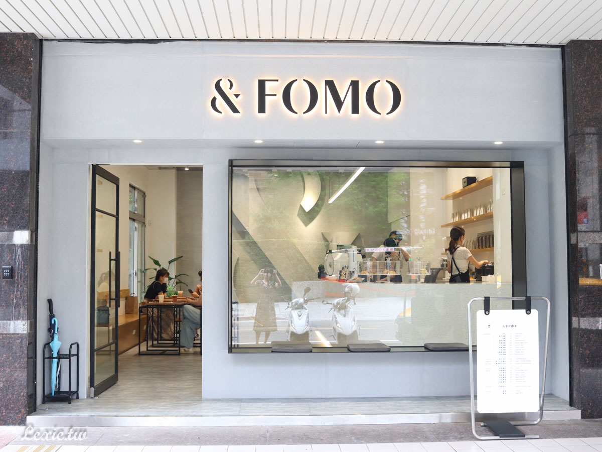 FOMO COFFEE大直店，劍南路站純白外帶咖啡廳，有插座有內用座位 @Lexie's Blog寫食派